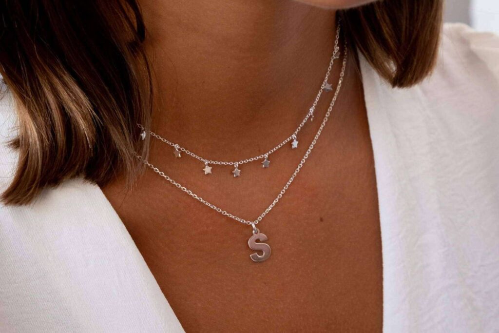 Anitials y su extenso catálogo de collares con iniciales – Corporate